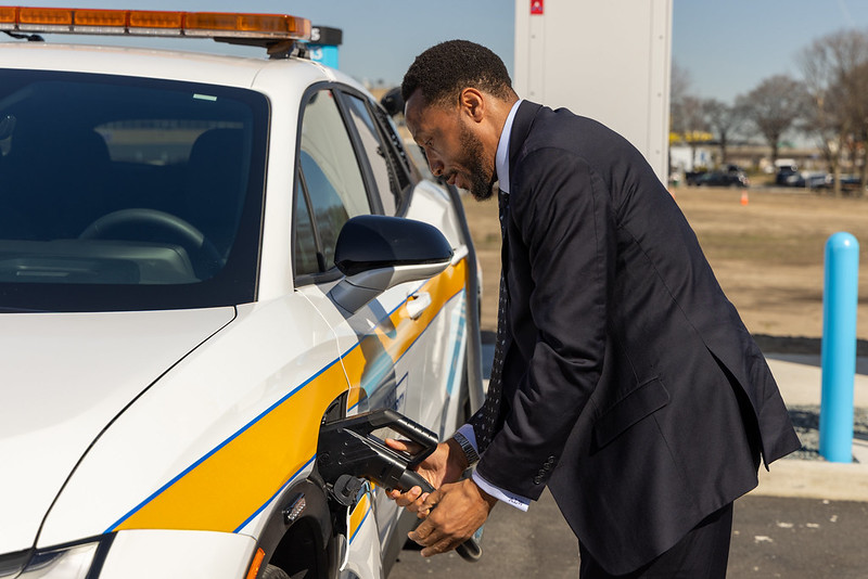 VIDEO: JFK Airport opens electric vehicle charging station | Passenger ...